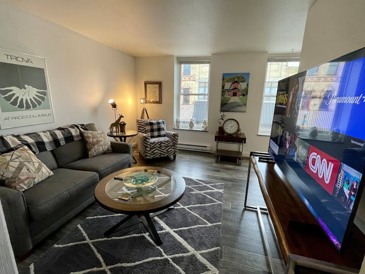 Adorable Downtown Flat Overlooking Main Street - Oshkosh, WI