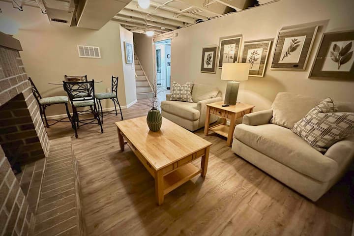 Ample Getaway 4 Queen Beds And Plenty Of Parking - Sioux City, IA