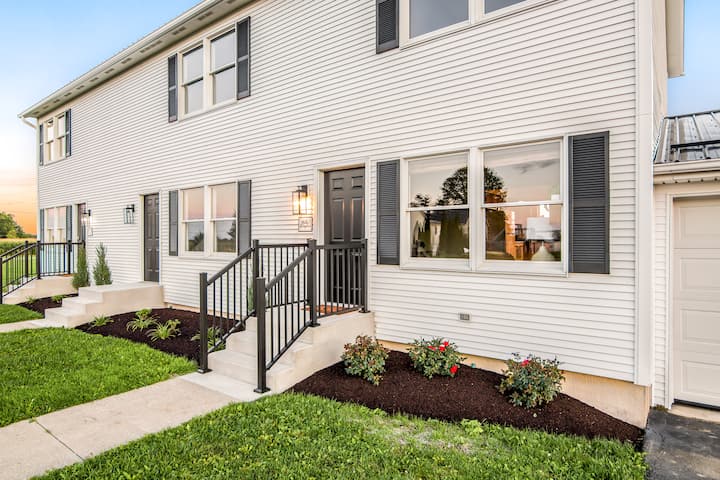 Boho Bungalow- Bright, 2-bed Condo/outdoor Space - Burbank, OH