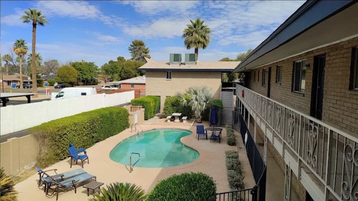 Drew | Near Biltmore - 1st Floor 2-br 2-ba Apt. - Phoenix-Sky-Harbor Airport (PHX)