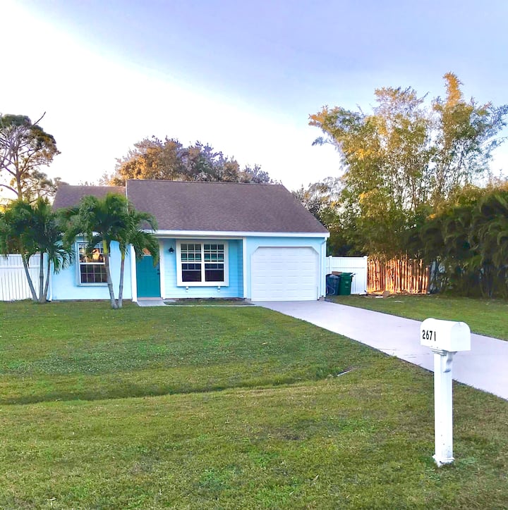 Little Blue Bungalow 3bd Pet-friendly, Fenced Yard - Port St. Lucie, FL
