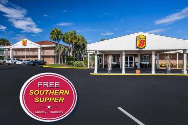 Experience Amazing Hospitality In Lake City - Lake City, FL