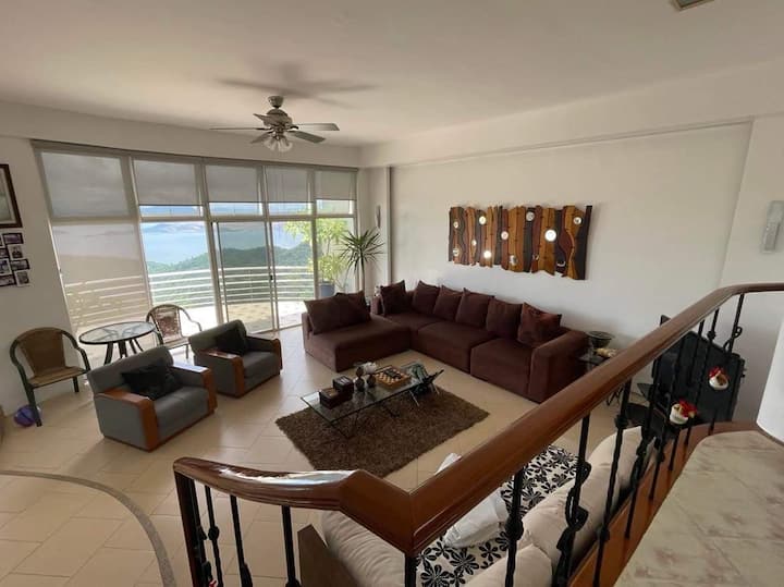 Charming "Bahay Na Puti" Overlooking Taal Lake - Talisay