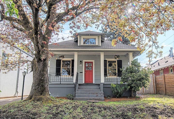 Cozy 2 Bedroom House W/ Patio And Backyard! - Portland, OR