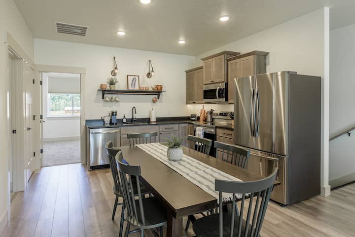 Modern Mountain View Two Bedroom 137b - Hamilton, MT