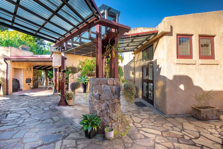 Unique Spanish Style Guest House - Palmwoods