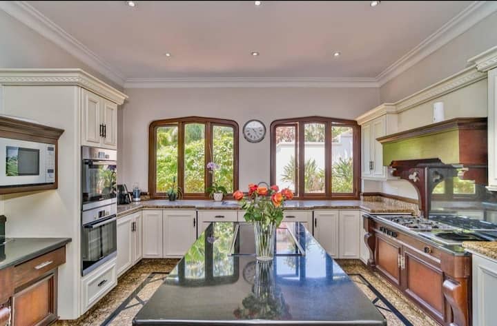 Peaceful 6 Bedroom House With Quality Views - Durban