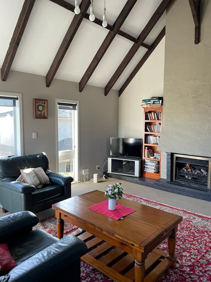 Welcoming 4 Bedroom Home With Lake Views - タウポ