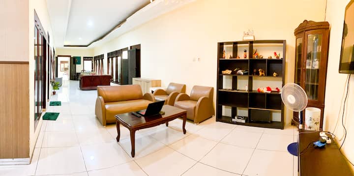 Homey With Spacious Garden Near Rkz / Sby Zoo - スラバヤ