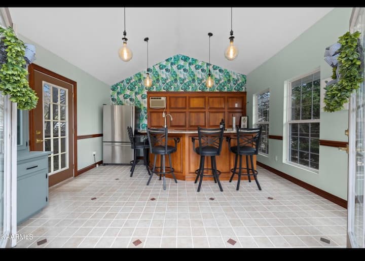 2 Bedroom/1 Bath - Pool & River Views! - Kingston, TN