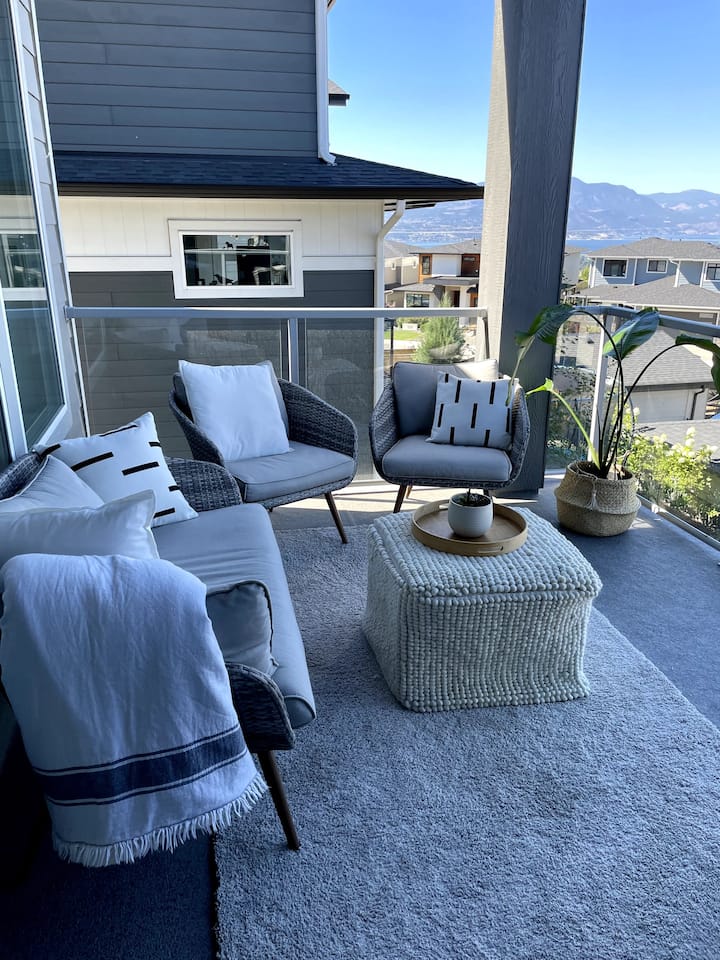 Gorgeous 4 Bedroom -Lake & Mountain View Home - Kelowna