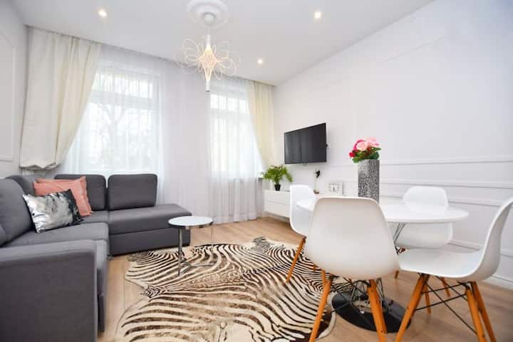 Elegant Apartment In The Perfect Location - John Paul II Kraków-Balice Airport (KRK)