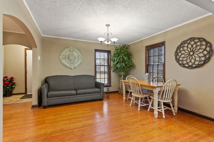 Quaint Como Park Bungalow (Aviation Room) - Saint Paul, MN