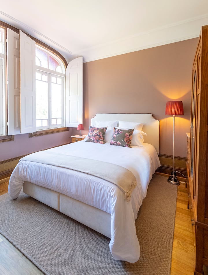 Quarto Clássico, Casa De 1900 Em Jardim Histórico. - Guimarães