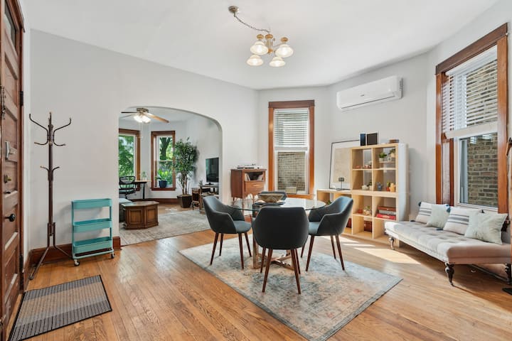 Spacious Wicker Park Apartment - Chicago, IL