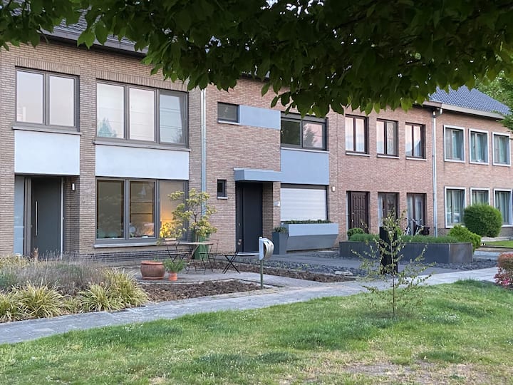 Gezellig Rijtjeshuis Met Tuintje En Parking - Hasselt