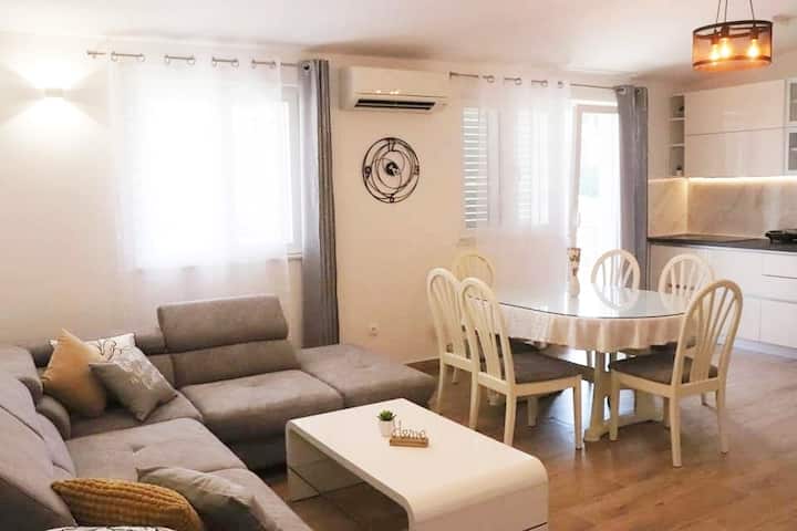Apartment Mary, 2 Free Parking, Near Mall Of Split - Split