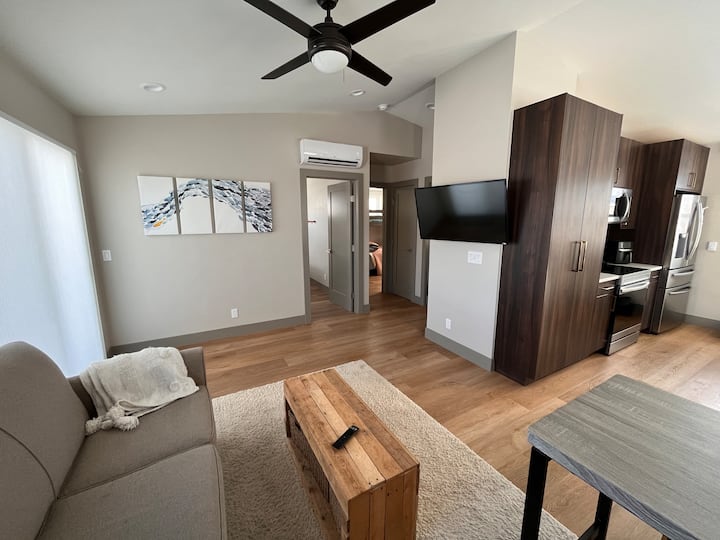 2 Bedroom Apartment With Deck And Garage Space! - 콜로라도