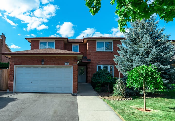 A Comfortable 3 Bedroom House With Great Outdoors - Mississauga