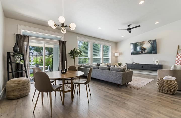 Beautiful Modern Meridian Home - Meridian, ID