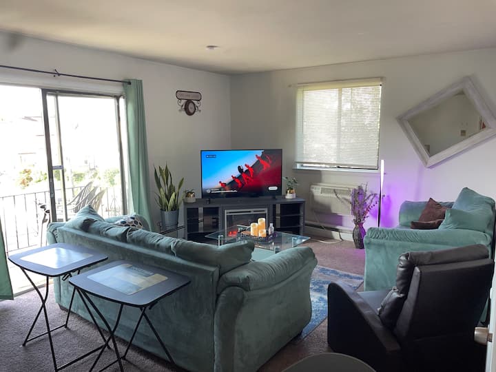 Spacious 1 Bedroom Private Parking Next To Airport - Ardmore, PA