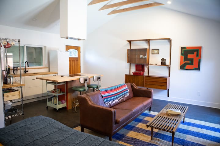 Flora Cottage, Cozy Exterior, Airy Modern Interior - Mercer Island, WA