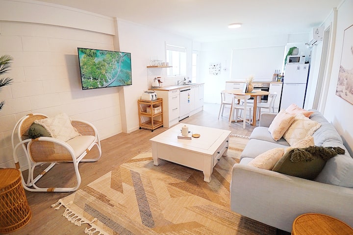 Spacious & Central Unit With Back Yard - Auckland