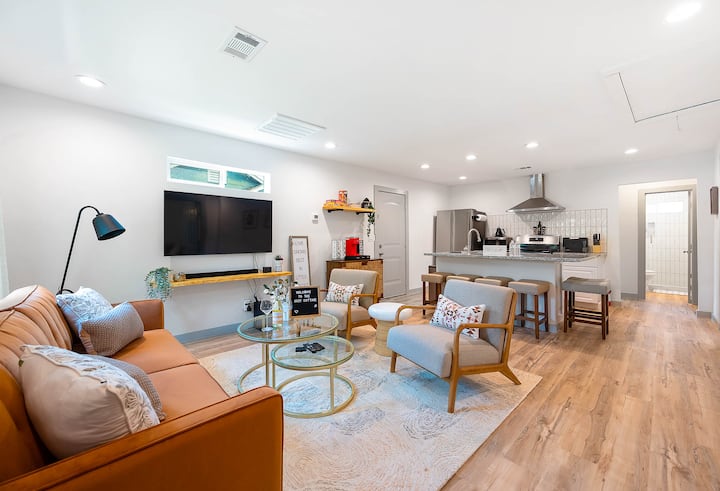 Cozy Cottage | 3br | 2bath | Deck |Gate | Sleep 6 - Houston, TX