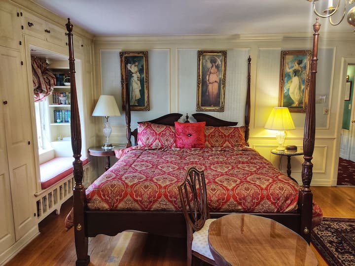 Montague Suite (1 King Bed+living Room+bathroom) - Saginaw, MI