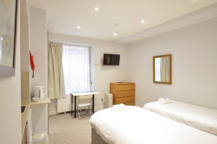 Twin Studio-apartment-ensuite - Lower Ground Floor - Marylebone