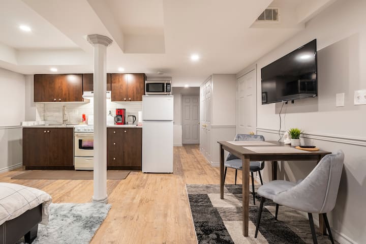 Modern, Basement Apartment, Close To Airport - Toronto