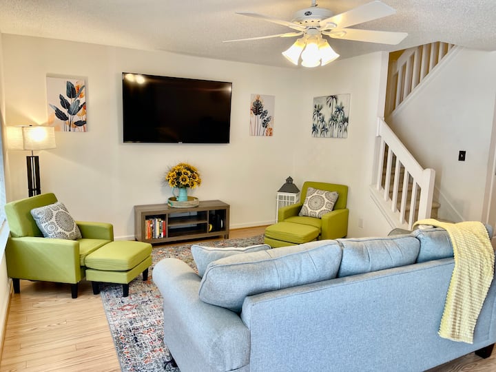 Cozy Modern Townhome Prime Location! - Greensboro, NC