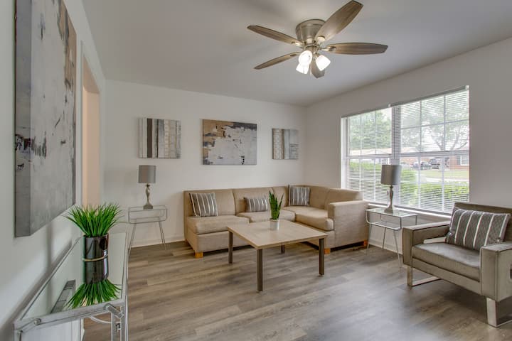 ~Modern Ranch In The City's Center Mins To Mtsu!~ - Murfreesboro, TN