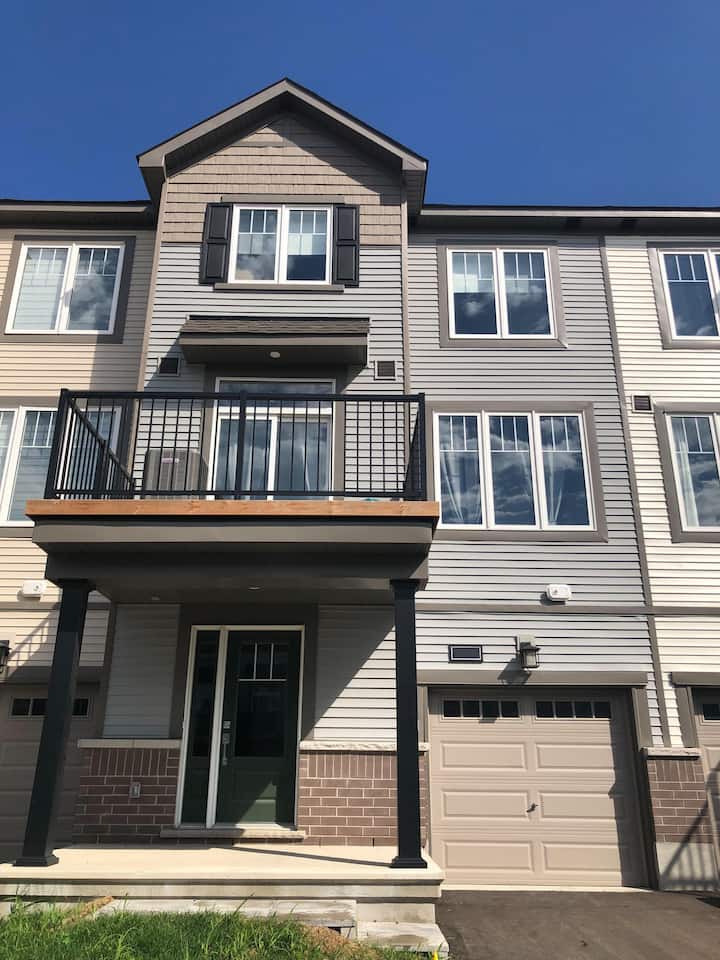 Luxurious & Bright Townhouse In Barrhaven! - Ottawa