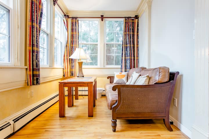 Stylish Bedroom W/private Bath & Free Parking C-a2 - Halifax, NS, Canada