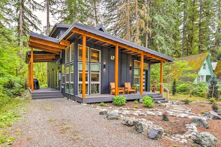 Modern Mt. Baker Ski Chalet W/ Private Hot Tub - Glacier, WA