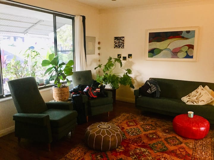 Gorgeous 2 Bedroom + 1 Office 60's Home - Wollongong