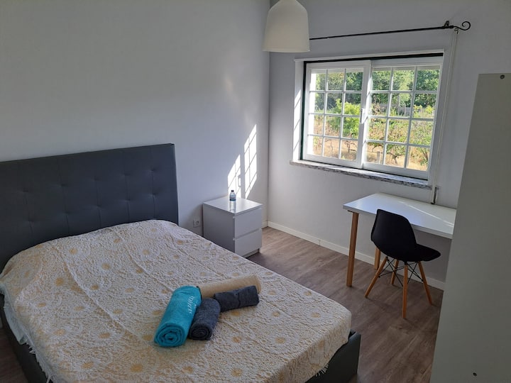 Quarto Com Cama De Casal Em Apartamento Novo - Coïmbre