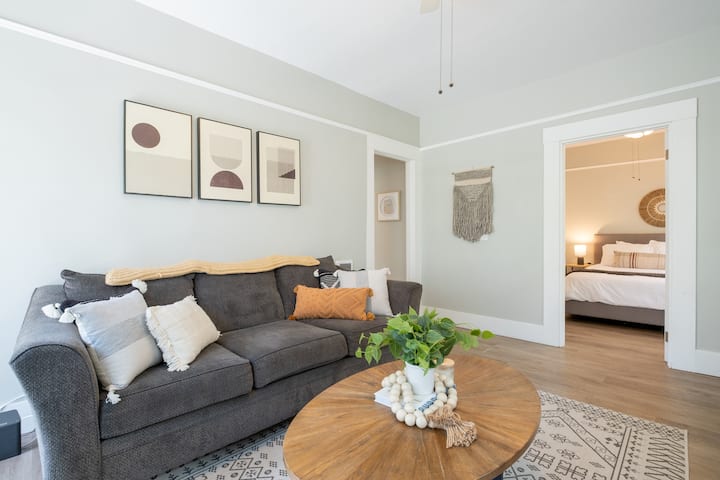 Chic Little Italy Apt | Balcony | Walk Everywhere! - San Diego