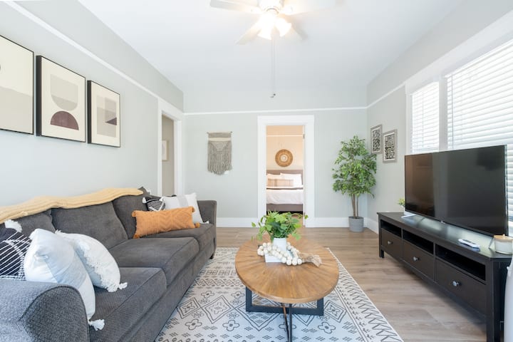 Chic Little Italy Apt | Balcony | Walk Everywhere! - Mountain View - San Diego