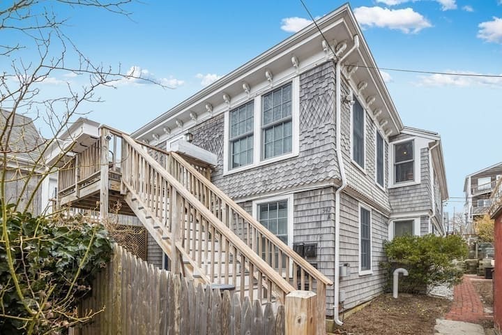 Spacious 1bd On Commercial St In Center Of Town - Provincetown, MA