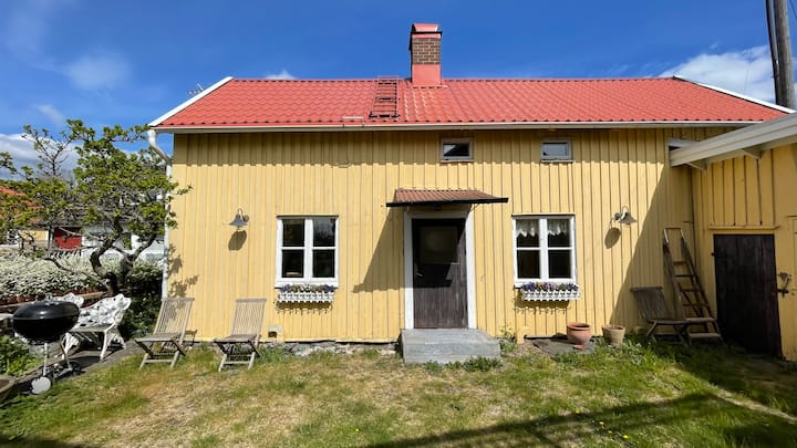 Charmigt Gammalt Gårdshus Från Sent 1800-tal. - Västervik