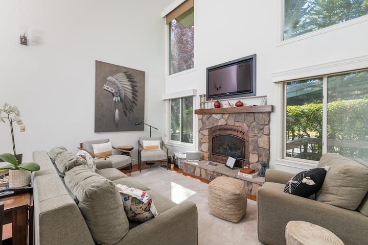 Walk To Dollar And Sv Village W/pool 
 & Hot Tub - Sun Valley, ID