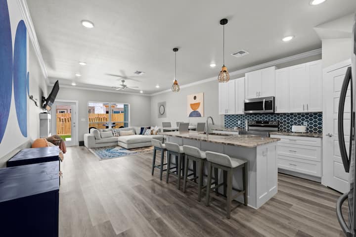 Chill Island Vibes.  Close To Beaches +Canal Views - Corpus Christi, TX