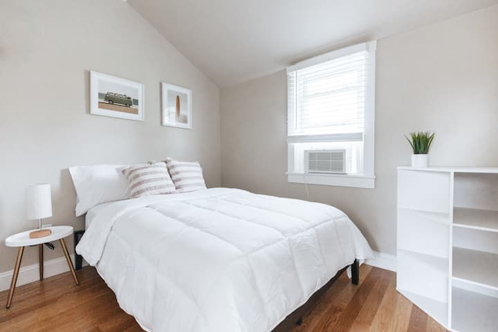49 Reservoir Road · Homey 3br/1ba Near The Beach - Newport, RI