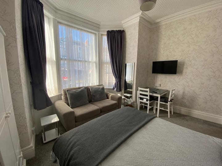 Ground Floor Studio With Parking - Llandudno