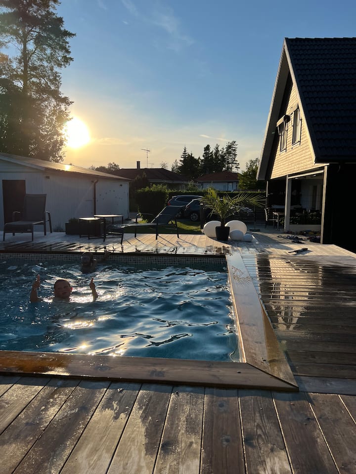 Härlig Villa Med Pool Perfekt För Familjen - Upplands Väsby