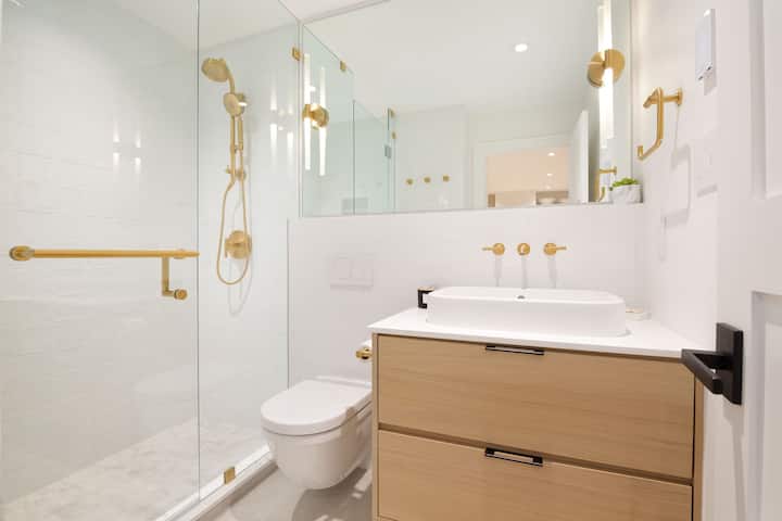 Magnificent Ski-in/out 1br: Pool, Hot Tub, Ac, Gym - Whistler