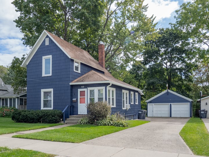 Sleeps 6! Walking Distance To Beach And Town! - South Haven, MI