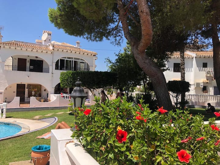 Casa Adosada Con Piscina Comunitaria En Torrevieja - Torrevieja